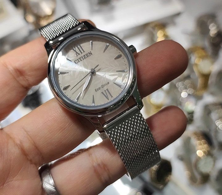 EM0899-81X סיטיזן שעון לנשים | דגם בלוח פרחים ורוד | מנגנון אקו רצועת ...